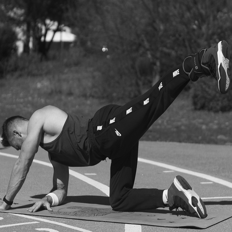 Elévation arrière de la jambe avec flexion et un leste pour fessiers ...