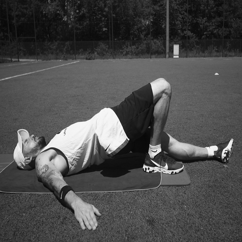 Posture du demi-pont une jambe au sol - Nolan Coach Sportif