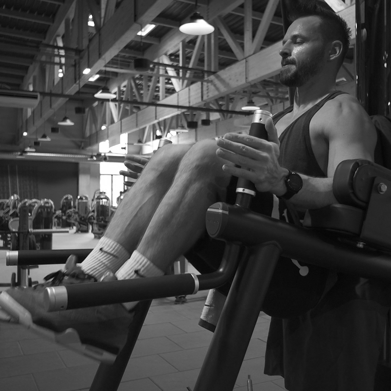 Flexion de hanche genoux fléchis, à la chaise romaine - Nolan Coach Sportif